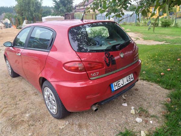 Red Alfa Romeo 147 2005 in Ukmerge, with an engine capacity of 1.60 L and mileage of 84 thousand km for 750 €, photo 4 on AUTOMOTO.COM.LV