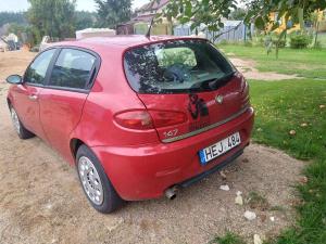 Red Alfa Romeo 147 2005 in Ukmerge, with an engine capacity of 1.60 L and mileage of 84 thousand km for 750 €, photo 4 on AUTOMOTO.COM.LV