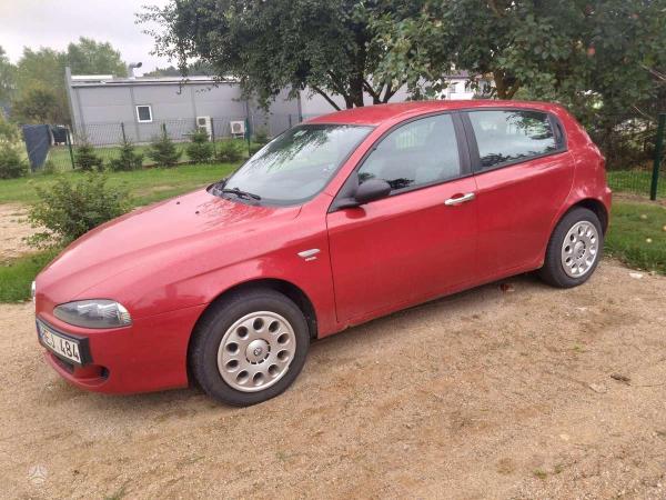 Red Alfa Romeo 147 2005 in Ukmerge, with an engine capacity of 1.60 L and mileage of 84 thousand km for 750 €, photo 5 on AUTOMOTO.COM.LV