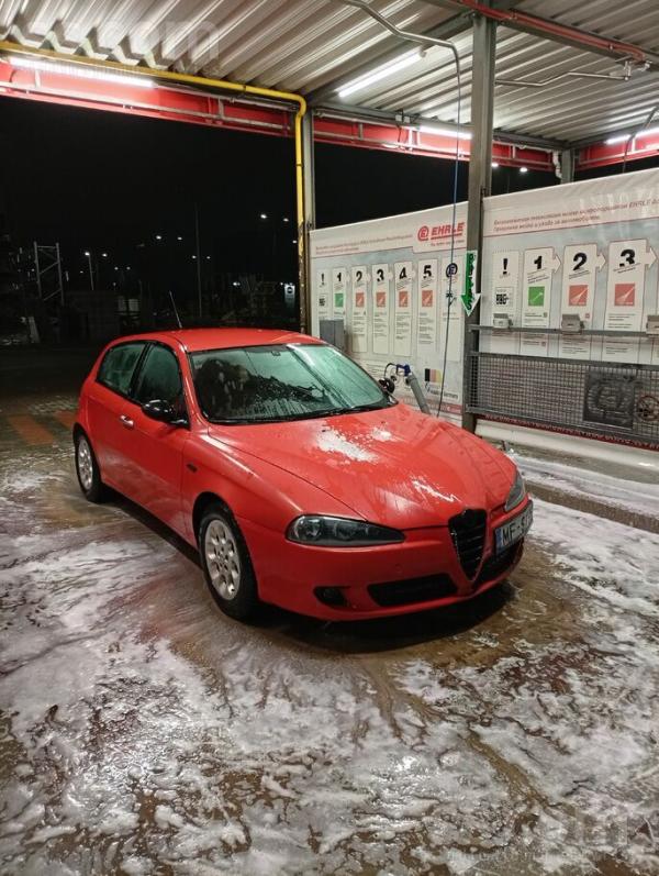 Sarkans Alfa Romeo 147 2007 Alūksne, ar dzinēja tilpumu 1.90 L un nobraukumu 223 tūkst. km par 900 €, foto 2 vietnē AUTOMOTO.COM.LV