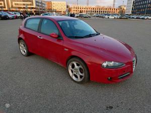 Sarkans Alfa Romeo 147 2008 Viļņa, ar dzinēja tilpumu 2.00 L un nobraukumu 98 tūkst. km par 1150 €, foto  vietnē AUTOMOTO.COM.LV