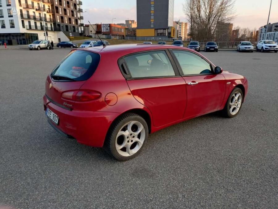 Red Alfa Romeo 147 2008 in Vilnius, with an engine capacity of 2.00 L and mileage of 98 thousand km for 1150 €, photo 4 on AUTOMOTO.COM.LV