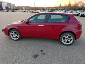 Red Alfa Romeo 147 2008 in Vilnius, with an engine capacity of 2.00 L and mileage of 98 thousand km for 1150 €, photo 6 on AUTOMOTO.COM.LV
