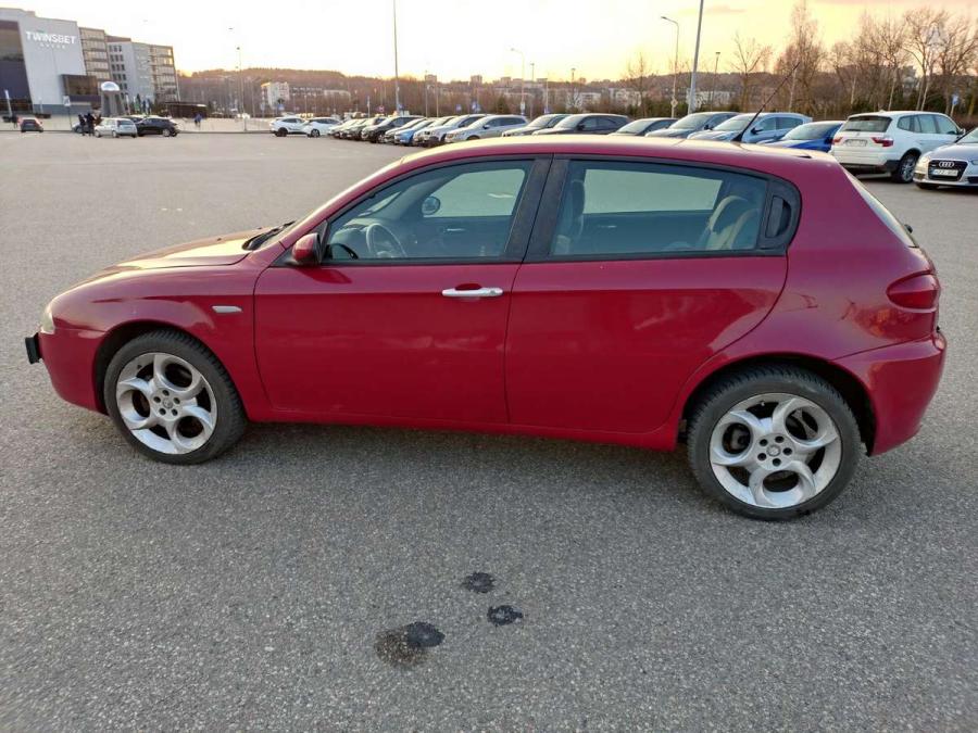 Red Alfa Romeo 147 2008 in Vilnius, with an engine capacity of 2.00 L and mileage of 98 thousand km for 1150 €, photo 6 on AUTOMOTO.COM.LV