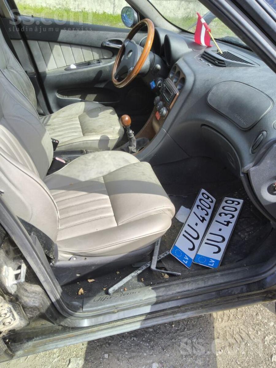 Melns Alfa Romeo 156 2000 Daugavpils, ar dzinēja tilpumu 1.90 L un nobraukumu 305 tūkst. km par 500 €, foto 4 vietnē AUTOMOTO.COM.LV