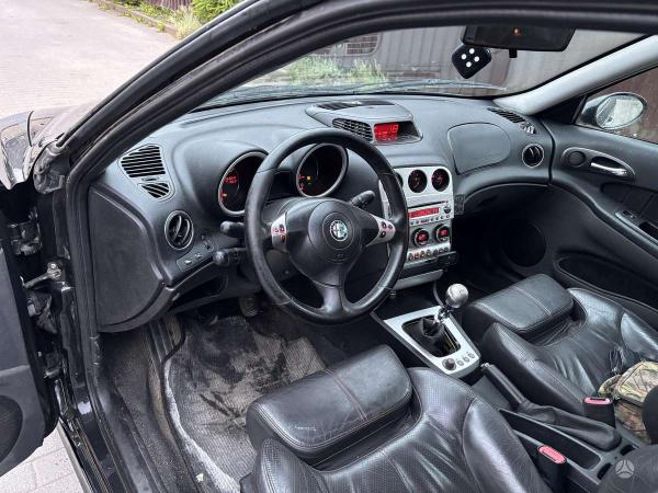 Melns Alfa Romeo 156 2004 Joniškis, ar dzinēja tilpumu 1.91 L un nobraukumu 369 tūkst. km par 630 €, foto 5 vietnē AUTOMOTO.COM.LV
