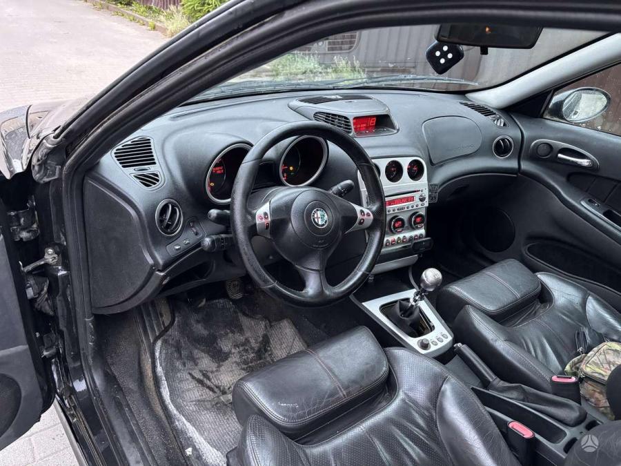 Black Alfa Romeo 156 2004 in Joniskis, with an engine capacity of 1.91 L and mileage of 369 thousand km for 630 €, photo 6 on AUTOMOTO.COM.LV