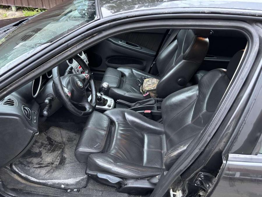 Black Alfa Romeo 156 2004 in Joniskis, with an engine capacity of 1.91 L and mileage of 369 thousand km for 630 €, photo 7 on AUTOMOTO.COM.LV