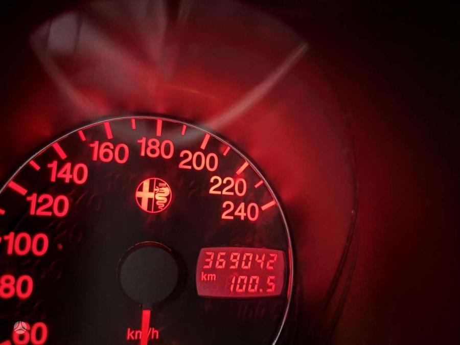 Black Alfa Romeo 156 2004 in Joniskis, with an engine capacity of 1.91 L and mileage of 369 thousand km for 630 €, photo 15 on AUTOMOTO.COM.LV