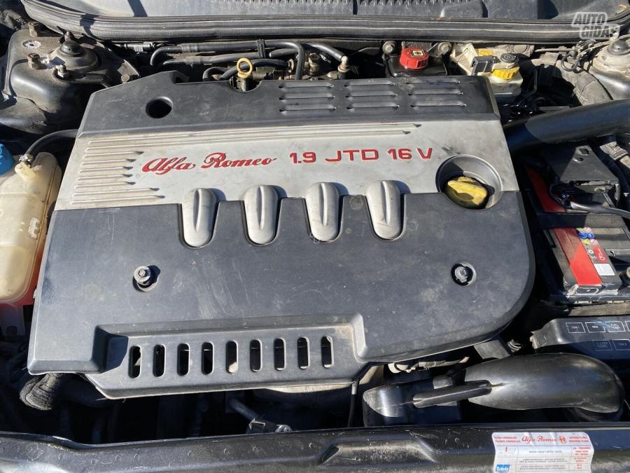 Black Alfa Romeo 156 2005 in Joniskis, with an engine capacity of 1.90 L and mileage of 286 thousand km for 599 €, photo 5 on AUTOMOTO.COM.LV
