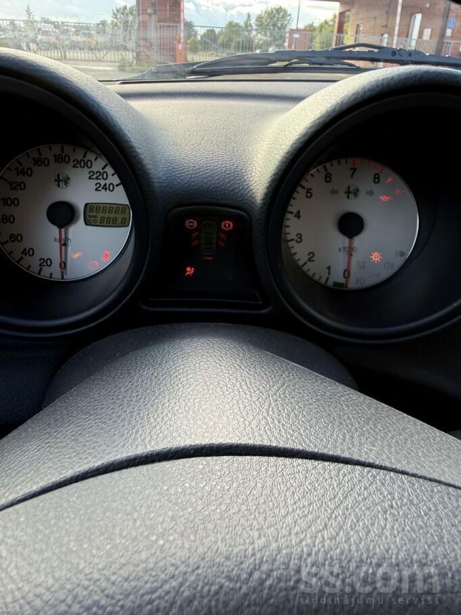Grey Alfa Romeo 156 2000 in Cesis, with an engine capacity of 1.60 L and mileage of 80 thousand km for 6500 €, photo 10 on AUTOMOTO.COM.LV