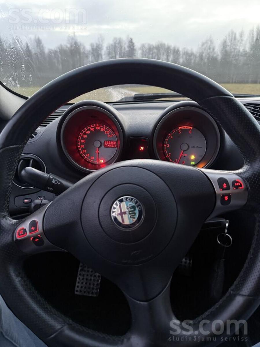 Pelēks Alfa Romeo 156 2005 Aizkraukle, ar dzinēja tilpumu 1.90 L un nobraukumu 266 tūkst. km par 2350 €, foto 9 vietnē AUTOMOTO.COM.LV