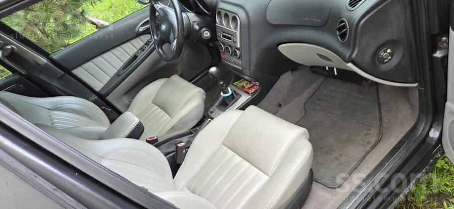Pelēks Alfa Romeo 156 2005 Talsi, ar dzinēja tilpumu 1.90 L un nobraukumu 154 tūkst. km par 3000 €, foto 5 vietnē AUTOMOTO.COM.LV