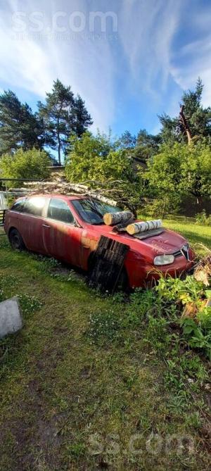 Red Alfa Romeo 156 2002 in Riga, with an engine capacity of 1.90 L and mileage of 275 thousand km for 500 €, photo 2 on AUTOMOTO.COM.LV