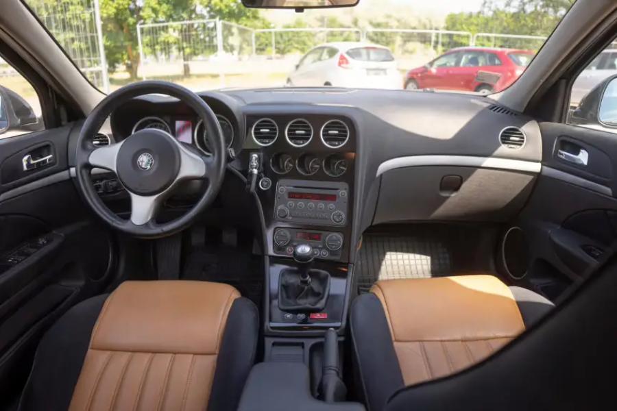 Melns Alfa Romeo 159 2006 Liepāja, ar dzinēja tilpumu 1.80 L un nobraukumu 208 tūkst. km par 2350 €, foto 8 vietnē AUTOMOTO.COM.LV