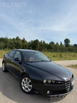 Black Alfa Romeo 159 2006 in Preili, with an engine capacity of 1.90 L and mileage of 294 thousand km for 2500 €, photo 5 on AUTOMOTO.COM.LV