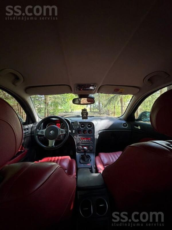 Black Alfa Romeo 159 2006 in Preili, with an engine capacity of 1.90 L and mileage of 294 thousand km for 2500 €, photo 8 on AUTOMOTO.COM.LV