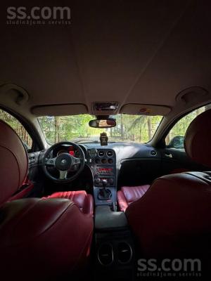 Black Alfa Romeo 159 2006 in Preili, with an engine capacity of 1.90 L and mileage of 294 thousand km for 2500 €, photo 8 on AUTOMOTO.COM.LV