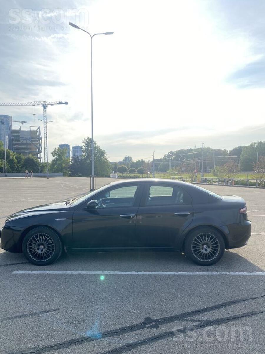 Melns Alfa Romeo 159 2007 Rīga, ar dzinēja tilpumu 2.40 L un nobraukumu 292 tūkst. km par 650 €, foto 6 vietnē AUTOMOTO.COM.LV