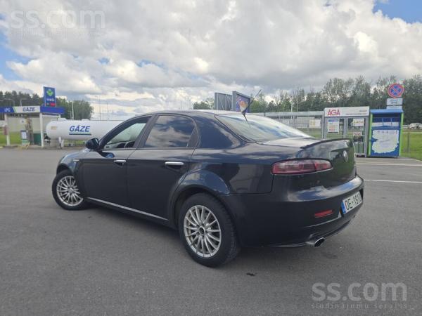 Black Alfa Romeo 159 2007 in Riga, with an engine capacity of 1.90 L and mileage of 328 thousand km for 1790 €, photo 4 on AUTOMOTO.COM.LV