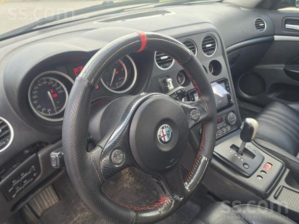 Black Alfa Romeo 159 2007 in Riga, with an engine capacity of 1.90 L and mileage of 328 thousand km for 1790 €, photo 6 on AUTOMOTO.COM.LV