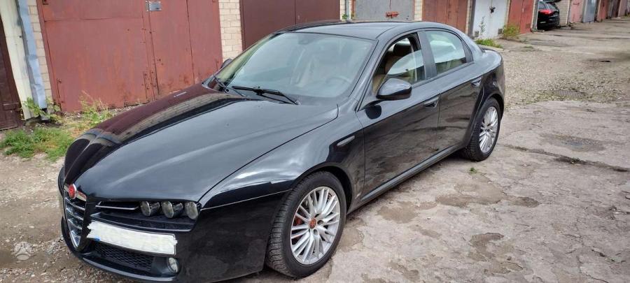 Melns Alfa Romeo 159 2009 Kauņa, ar dzinēja tilpumu 1.96 L un nobraukumu 298 tūkst. km par 2100 €, foto 3 vietnē AUTOMOTO.COM.LV