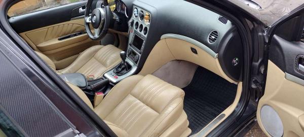 Black Alfa Romeo 159 2009 in Kaunas, with an engine capacity of 1.96 L and mileage of 298 thousand km for 2100 €, photo 4 on AUTOMOTO.COM.LV