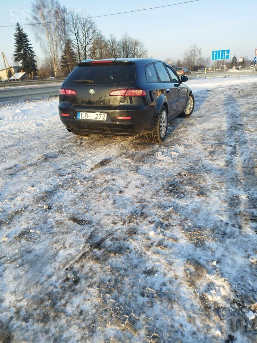 Black Alfa Romeo 159 2006 in Jelgava, with an engine capacity of 1.90 L and mileage of 0 thousand km for 2350 €, photo 2 on AUTOMOTO.COM.LV