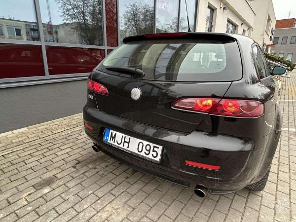 Melns Alfa Romeo 159 2007 Kaišiadorys, ar dzinēja tilpumu 2.39 L un nobraukumu 322 tūkst. km par 1700 €, foto 8 vietnē AUTOMOTO.COM.LV