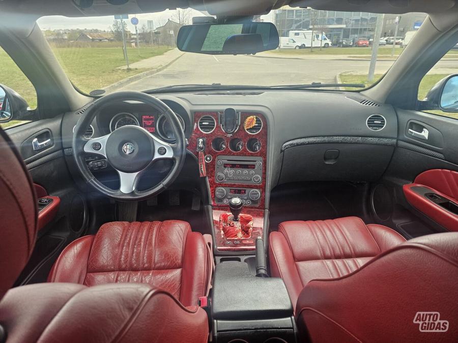 Melns Alfa Romeo 159 2007 Viļņa, ar dzinēja tilpumu 1.90 L un nobraukumu 253 tūkst. km par 900 €, foto 12 vietnē AUTOMOTO.COM.LV