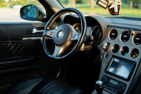Melns Alfa Romeo 159 2007 Kėdainiai, ar dzinēja tilpumu 1.90 L un nobraukumu 313 tūkst. km par 800 €, foto 9 vietnē AUTOMOTO.COM.LV