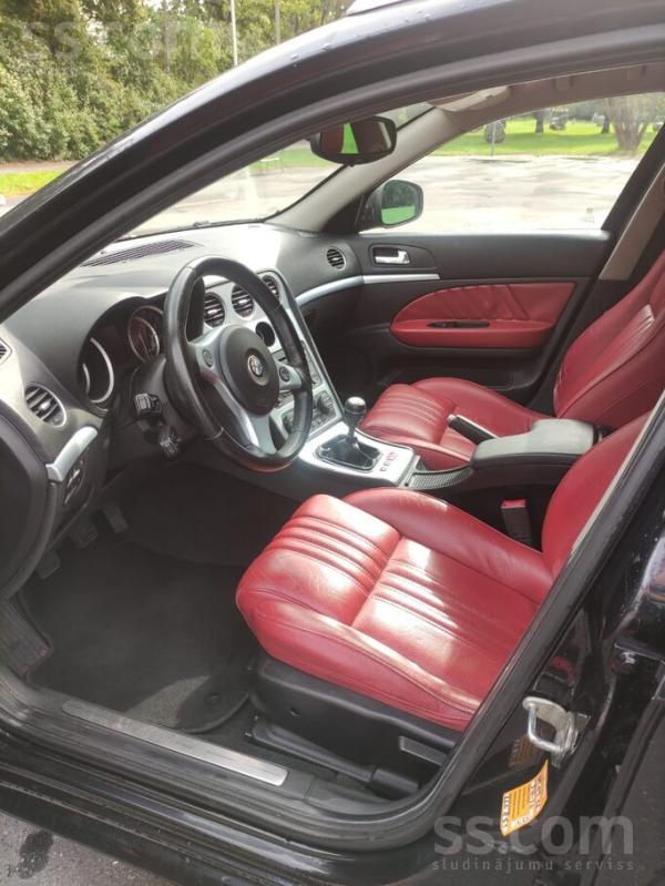 Melns Alfa Romeo 159 2007 Rīga, ar dzinēja tilpumu 1.90 L un nobraukumu 251 tūkst. km par 2400 €, foto 5 vietnē AUTOMOTO.COM.LV