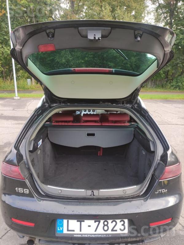 Melns Alfa Romeo 159 2007 Rīga, ar dzinēja tilpumu 1.90 L un nobraukumu 251 tūkst. km par 2400 €, foto 7 vietnē AUTOMOTO.COM.LV