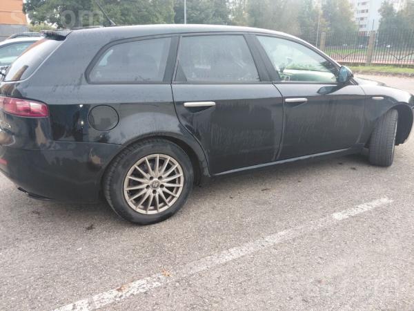 Black Alfa Romeo 159 2007 in Riga, with an engine capacity of 1.90 L and mileage of 281 thousand km for 1300 €, photo 7 on AUTOMOTO.COM.LV