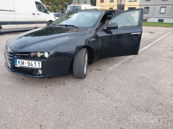 Black Alfa Romeo 159 2007 in Riga, with an engine capacity of 1.90 L and mileage of 281 thousand km for 1300 €, photo 9 on AUTOMOTO.COM.LV