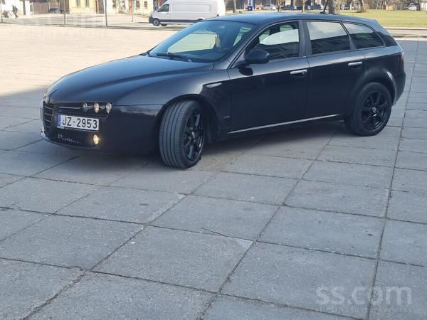 Black Alfa Romeo 159 2008 in Dobele, with an engine capacity of 1.90 L and mileage of 380 thousand km for 2100 €, photo 1 on AUTOMOTO.COM.LV