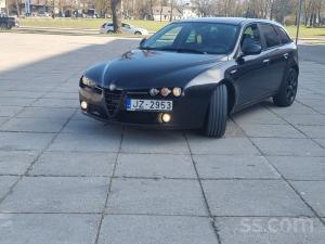 Black Alfa Romeo 159 2008 in Dobele, with an engine capacity of 1.90 L and mileage of 380 thousand km for 2100 €, photo 2 on AUTOMOTO.COM.LV