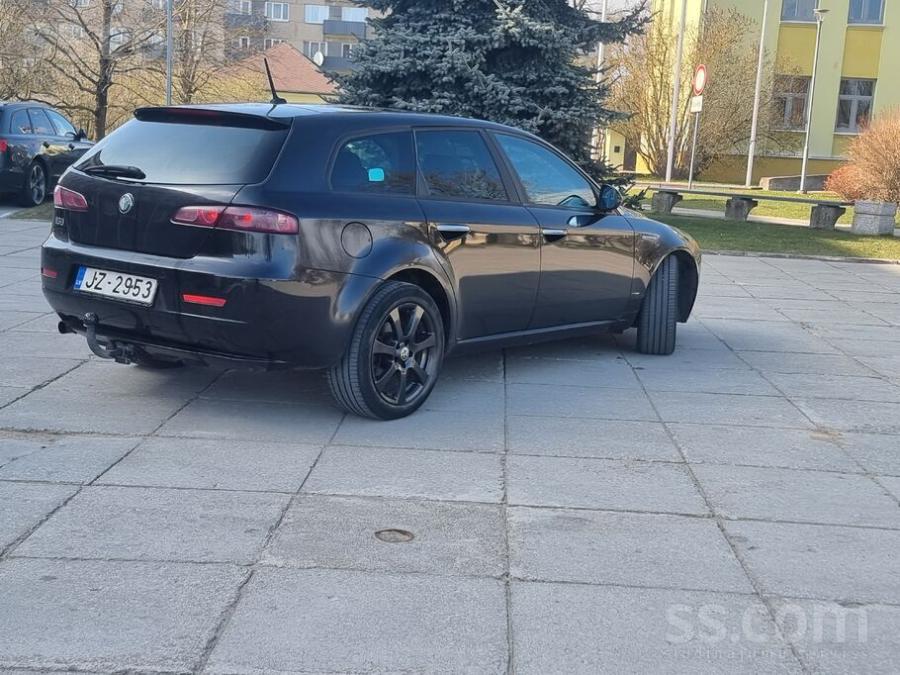 Black Alfa Romeo 159 2008 in Dobele, with an engine capacity of 1.90 L and mileage of 380 thousand km for 2100 €, photo 4 on AUTOMOTO.COM.LV