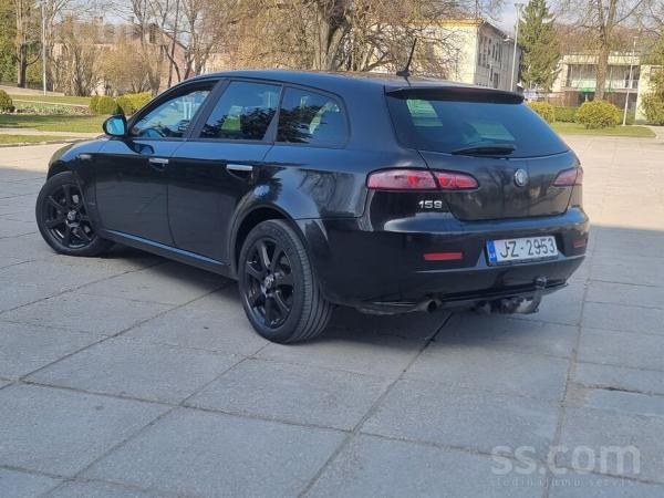 Black Alfa Romeo 159 2008 in Dobele, with an engine capacity of 1.90 L and mileage of 380 thousand km for 2100 €, photo 5 on AUTOMOTO.COM.LV