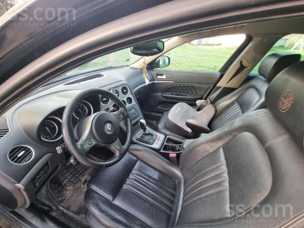 Black Alfa Romeo 159 2008 in Dobele, with an engine capacity of 1.90 L and mileage of 380 thousand km for 2100 €, photo 6 on AUTOMOTO.COM.LV