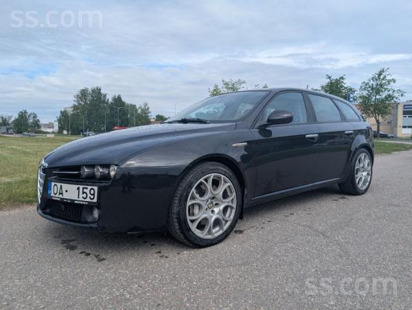 Melns Alfa Romeo 159 2008 Rīga, ar dzinēja tilpumu 2.40 L un nobraukumu 270 tūkst. km par 3000 €, foto 2 vietnē AUTOMOTO.COM.LV