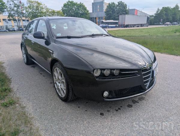 Melns Alfa Romeo 159 2008 Rīga, ar dzinēja tilpumu 2.40 L un nobraukumu 270 tūkst. km par 3000 €, foto 4 vietnē AUTOMOTO.COM.LV