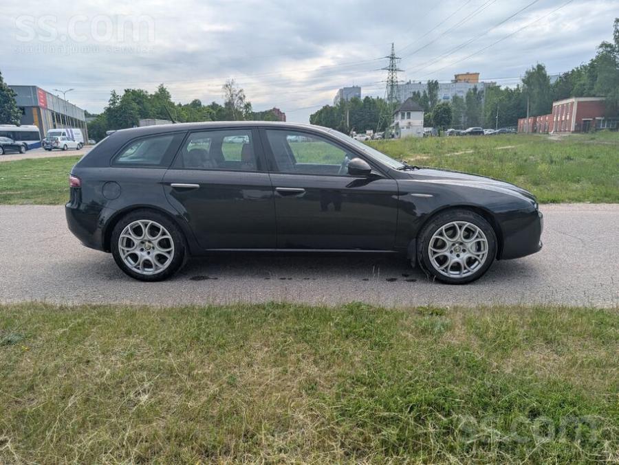 Melns Alfa Romeo 159 2008 Rīga, ar dzinēja tilpumu 2.40 L un nobraukumu 270 tūkst. km par 3000 €, foto 6 vietnē AUTOMOTO.COM.LV
