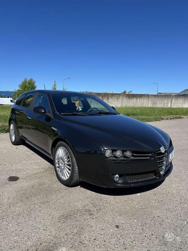 Black Alfa Romeo 159 2008 in Kaunas, with an engine capacity of 1.91 L and mileage of 309 thousand km for 1300 €, photo 1 on AUTOMOTO.COM.LV
