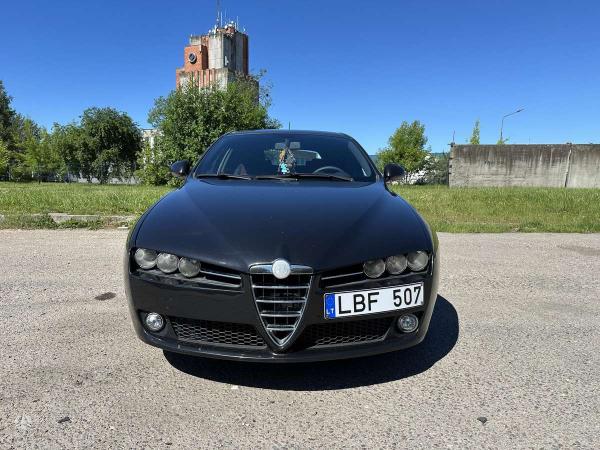 Black Alfa Romeo 159 2008 in Kaunas, with an engine capacity of 1.91 L and mileage of 309 thousand km for 1300 €, photo 2 on AUTOMOTO.COM.LV