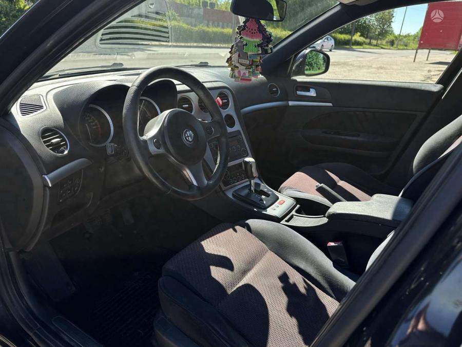 Melns Alfa Romeo 159 2008 Kauņa, ar dzinēja tilpumu 1.91 L un nobraukumu 309 tūkst. km par 1300 €, foto 7 vietnē AUTOMOTO.COM.LV