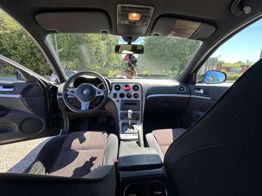 Melns Alfa Romeo 159 2008 Kauņa, ar dzinēja tilpumu 1.91 L un nobraukumu 309 tūkst. km par 1300 €, foto 8 vietnē AUTOMOTO.COM.LV
