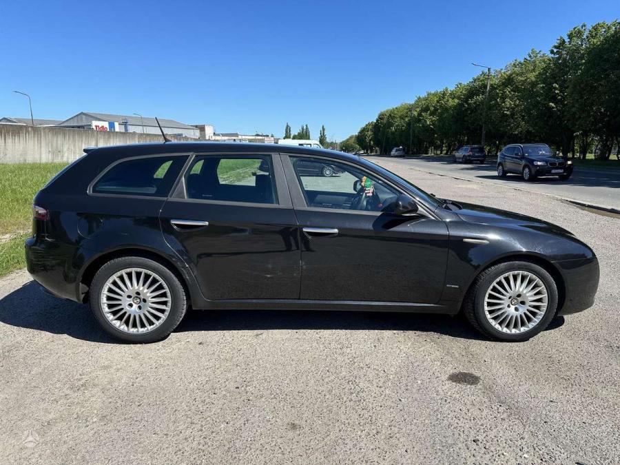 Melns Alfa Romeo 159 2008 Kauņa, ar dzinēja tilpumu 1.91 L un nobraukumu 309 tūkst. km par 1300 €, foto 14 vietnē AUTOMOTO.COM.LV