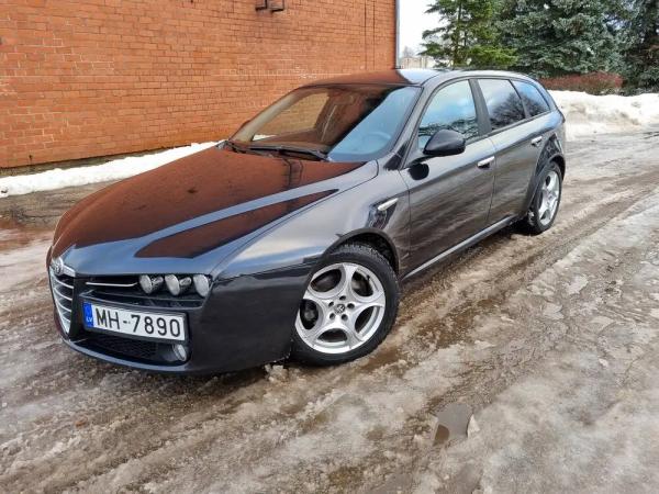 Black Alfa Romeo 159 2008 in Jekabpils, with an engine capacity of 1.90 L and mileage of 333 thousand km for 2850 €, photo 1 on AUTOMOTO.COM.LV