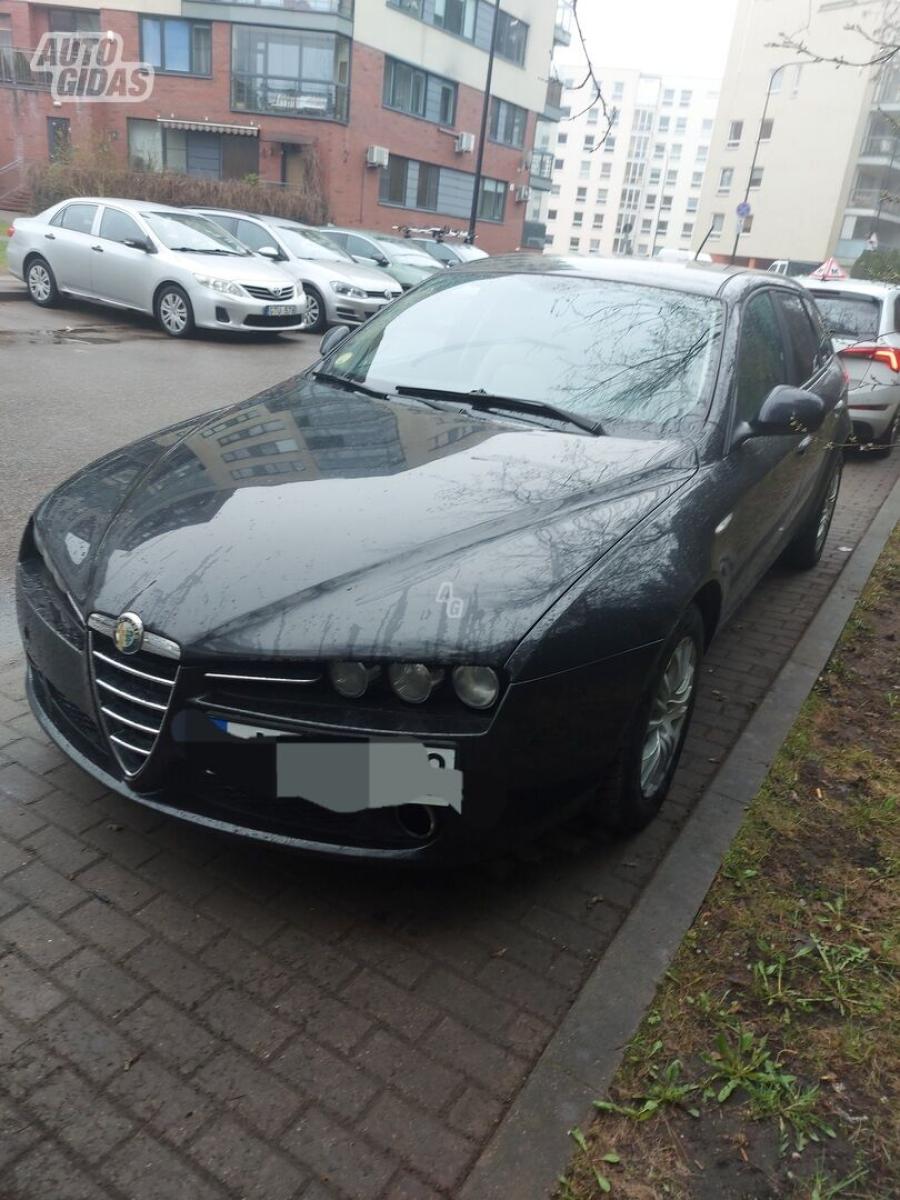 Black Alfa Romeo 159 2008 in Vilnius, with an engine capacity of 1.90 L and mileage of 275 thousand km for 1200 €, photo 1 on AUTOMOTO.COM.LV